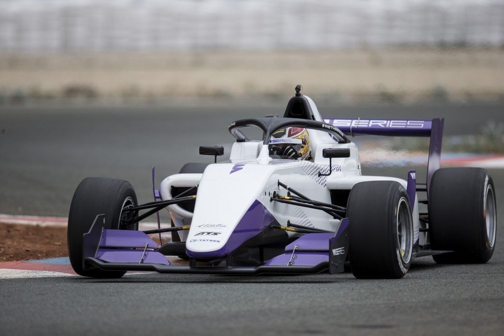 Fabienne Wohlwend setzt sich gegen 100 Pilotinnen durch - Vorarlberger ...