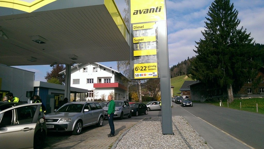 Billiges Tanken führte in Hittisau zu Stau - Vorarlberger Nachrichten ...