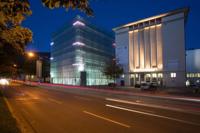 KUB-Quader erstrahlt in neuen Farben - Vorarlberger Nachrichten | VN.at