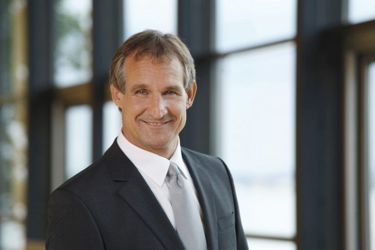 Sturmwarnung am Berg: See mit Windrad-Skyline - Vorarlberger ...