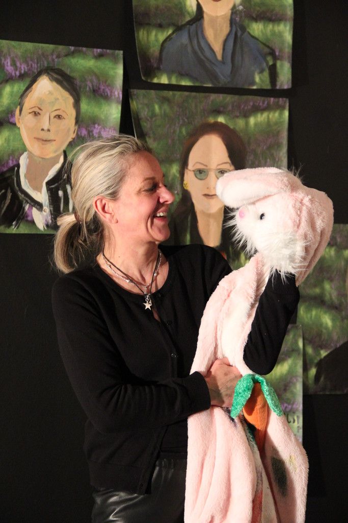 Die Zeit verstreicht, und der Künstler ist der Plüschhase ...