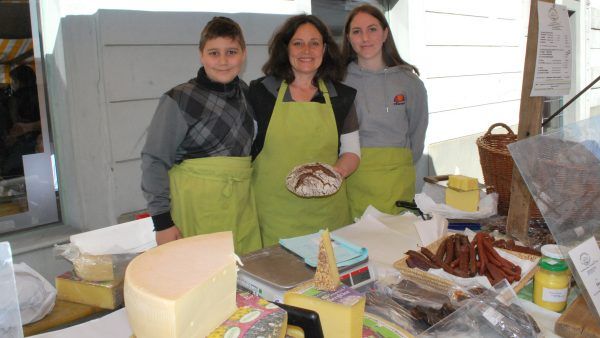 Für Bäuerin Eva Schaper-Fritz ist der Markt ein Ort der Kommunikation ...