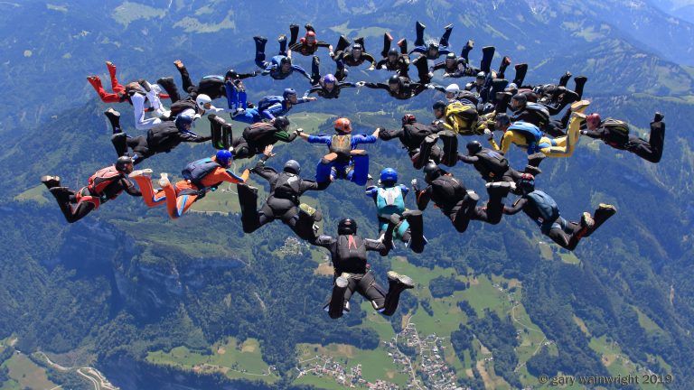 Spektakuläre Skydiving-Szenen am Himmel über dem Rheintal ...