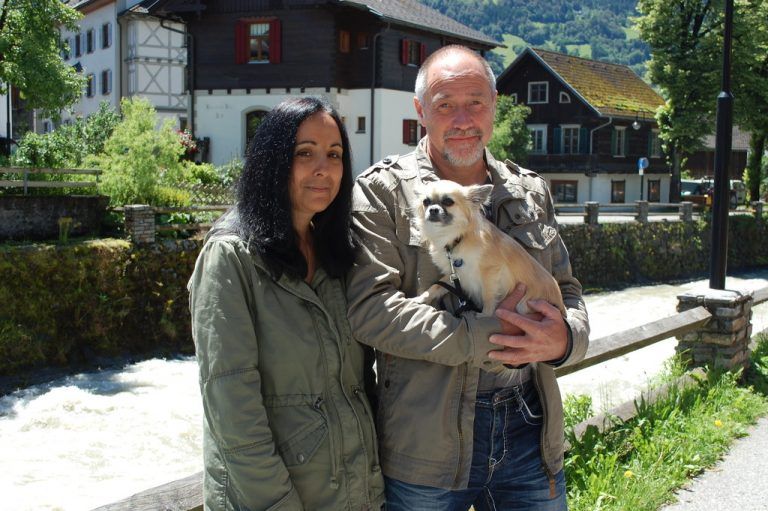 Hündchen Keeper von Frau mit dem Fuß in den Litzbach gekickt ...
