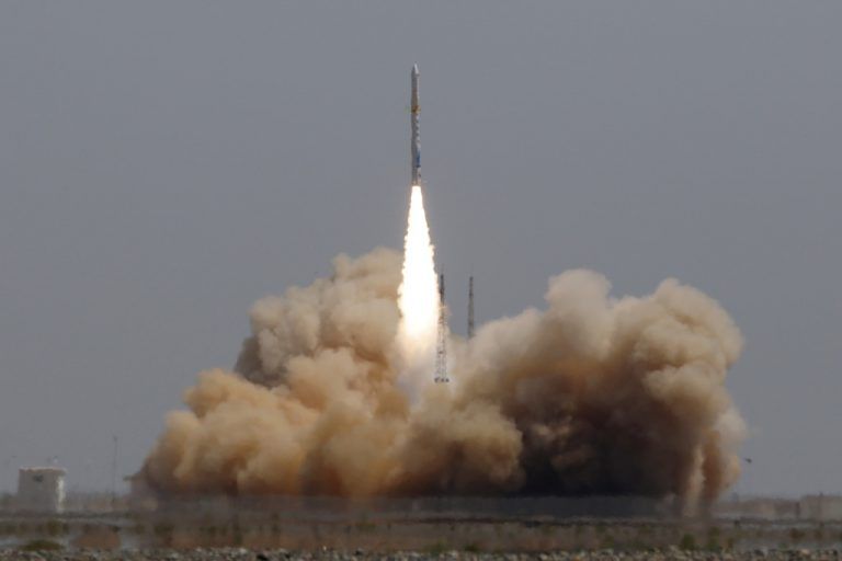 China schickt erste kommerzielle Trägerrakete ins All - Vorarlberger ...