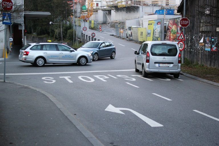 Stopptafel sicherer als Vorranggeben-Schild - Vorarlberger Nachrichten ...