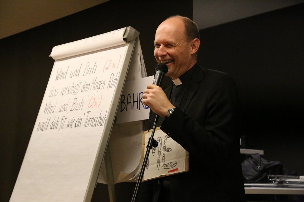 Pfarrer als Kabarettist auf der Göfner Bühne - Vorarlberger Nachrichten ...