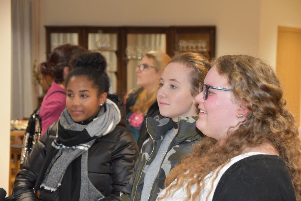 Julia Neher malt mit minimaler Sehkraft - Vorarlberger Nachrichten | VN.at