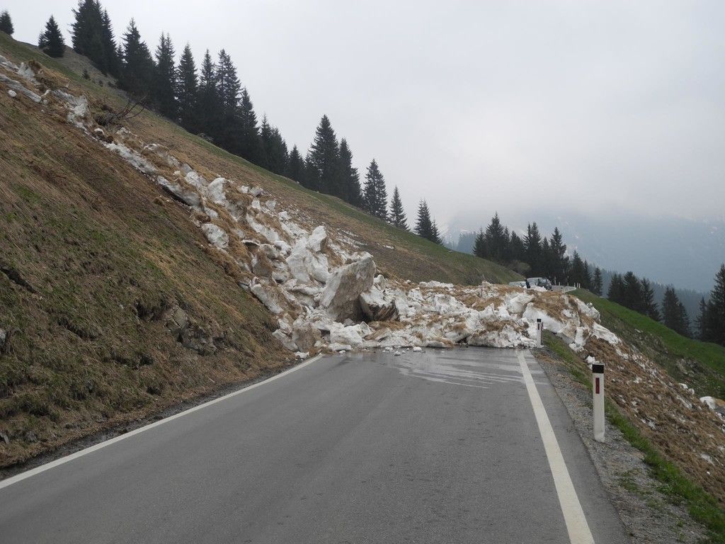 Lawine auf der Straße - Vorarlberger Nachrichten | VN.at