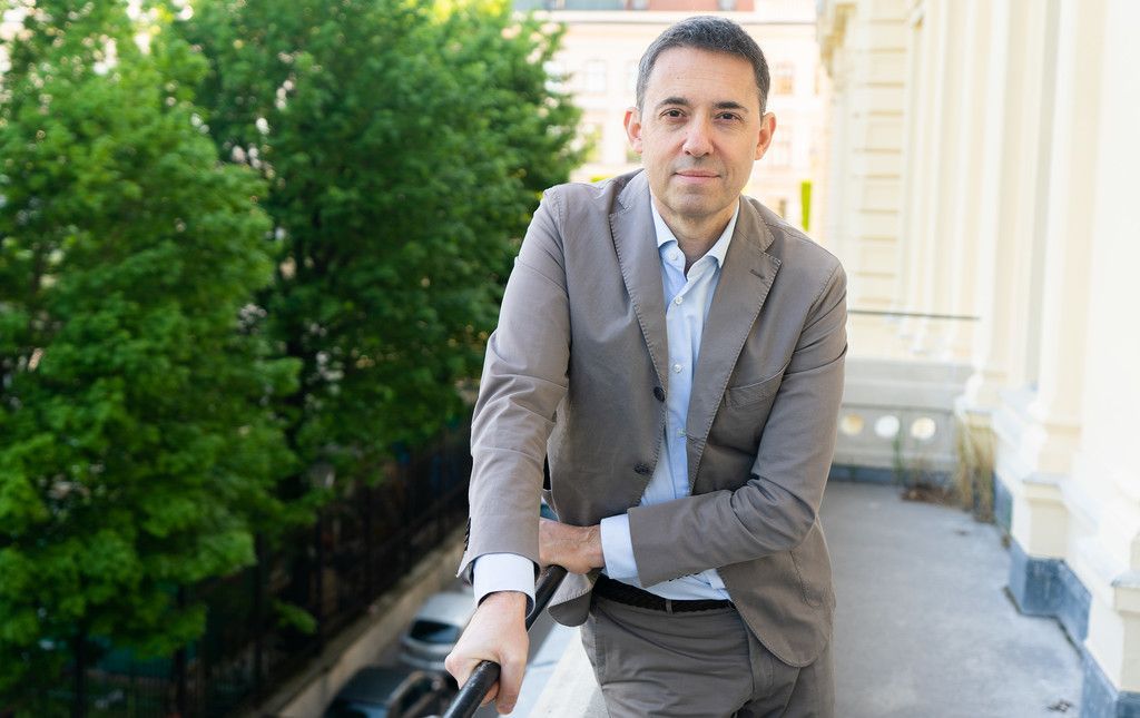 Auf der großen Bühne Österreichs wird ein neues Basisprogramm aufgebaut ...