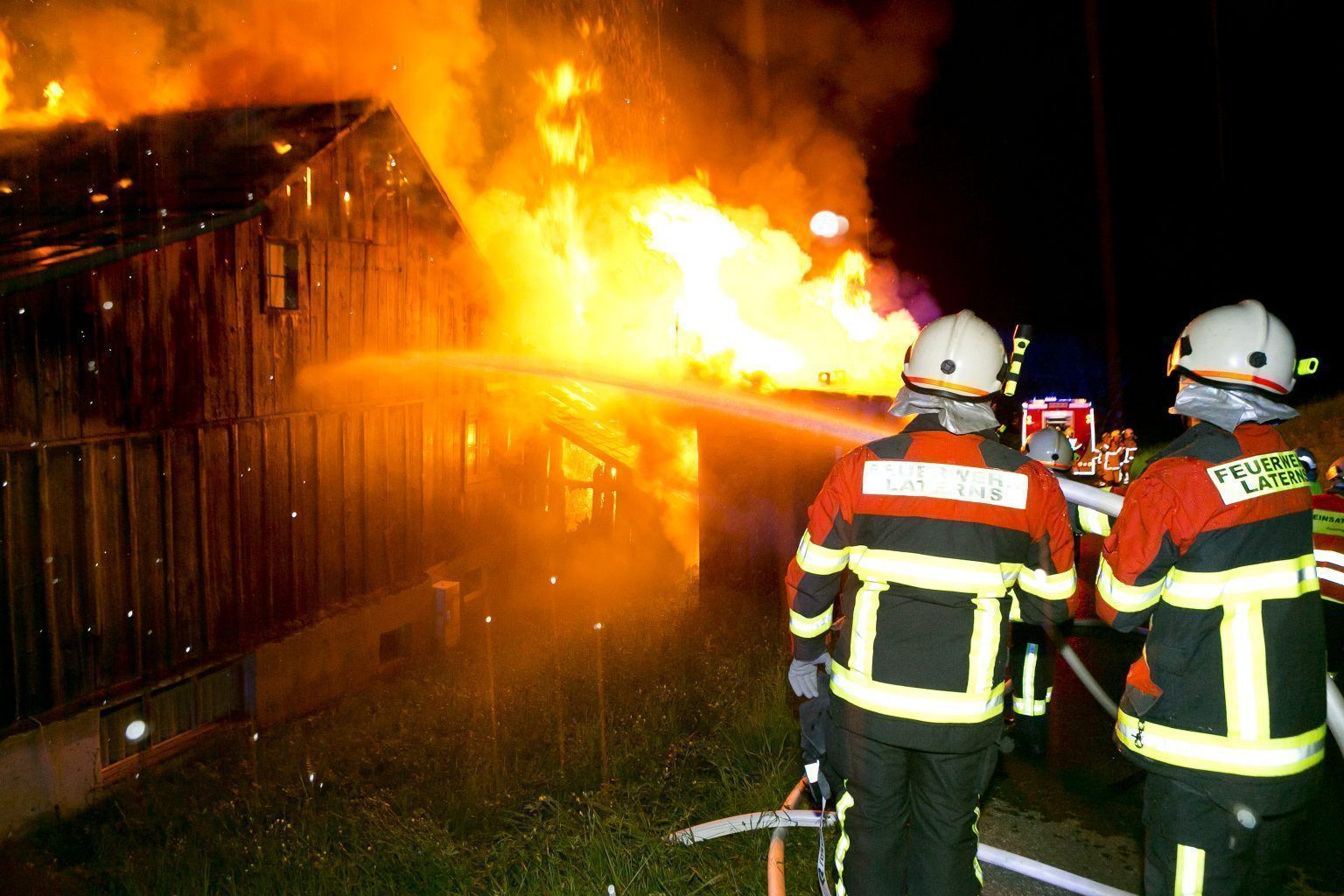 Großeinsatz der Feuerwehr – Stall in Laterns in Vollbrand ...