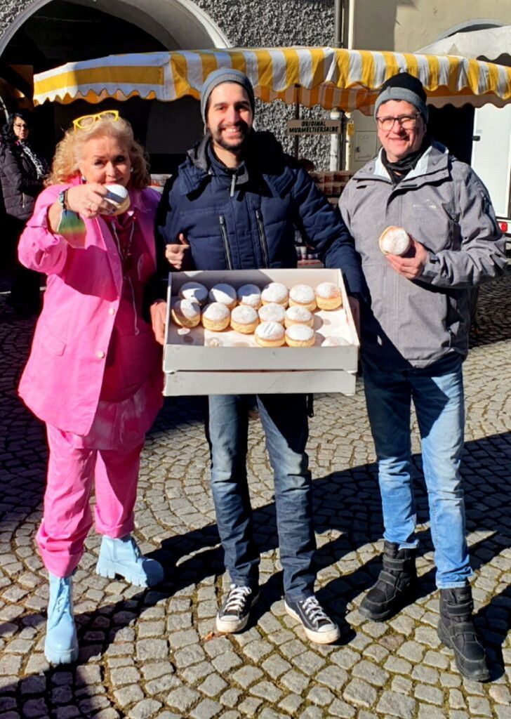 Herbeigeeilt und Krapfen verteilt - Vorarlberger Nachrichten | VN.at