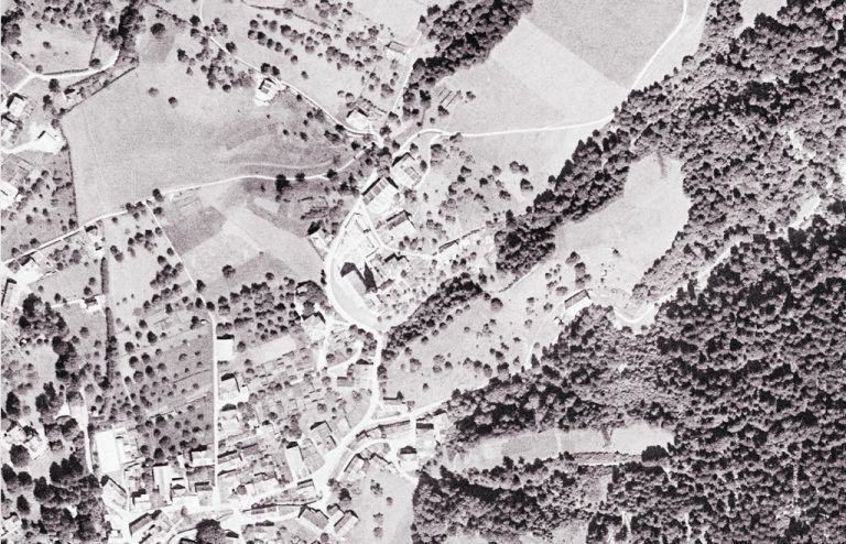 Mit der Kirche ums Dorf. Das 1950er-Jahre-Luftbild-Quiz - Vorarlberger ...