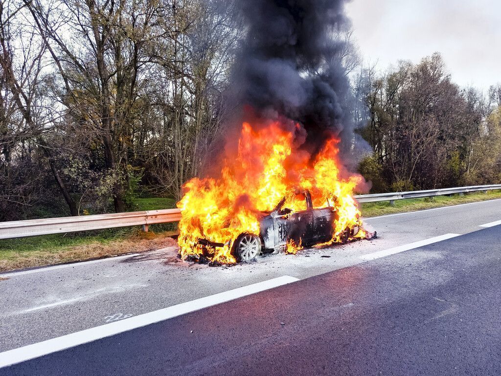 Wegen Schaulustiger bei Autobrand: Unfall auf der A 14 - Vorarlberger Nachrichten | VN.at