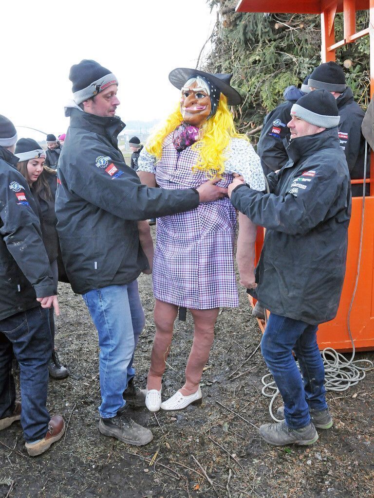 Die Hexe, Elfriede 43., kommt im Leiterwagen - Vorarlberger Nachrichten ...