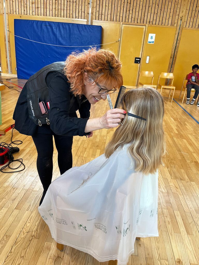 Friseur-Engel sorgten im Vorarlberger ­Kinderdorf für haarige ...