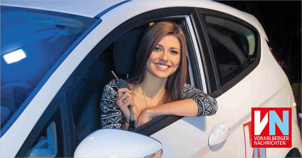 Miss Vorarlberg Angelika Albrecht freut sich über ihr neues Auto ...